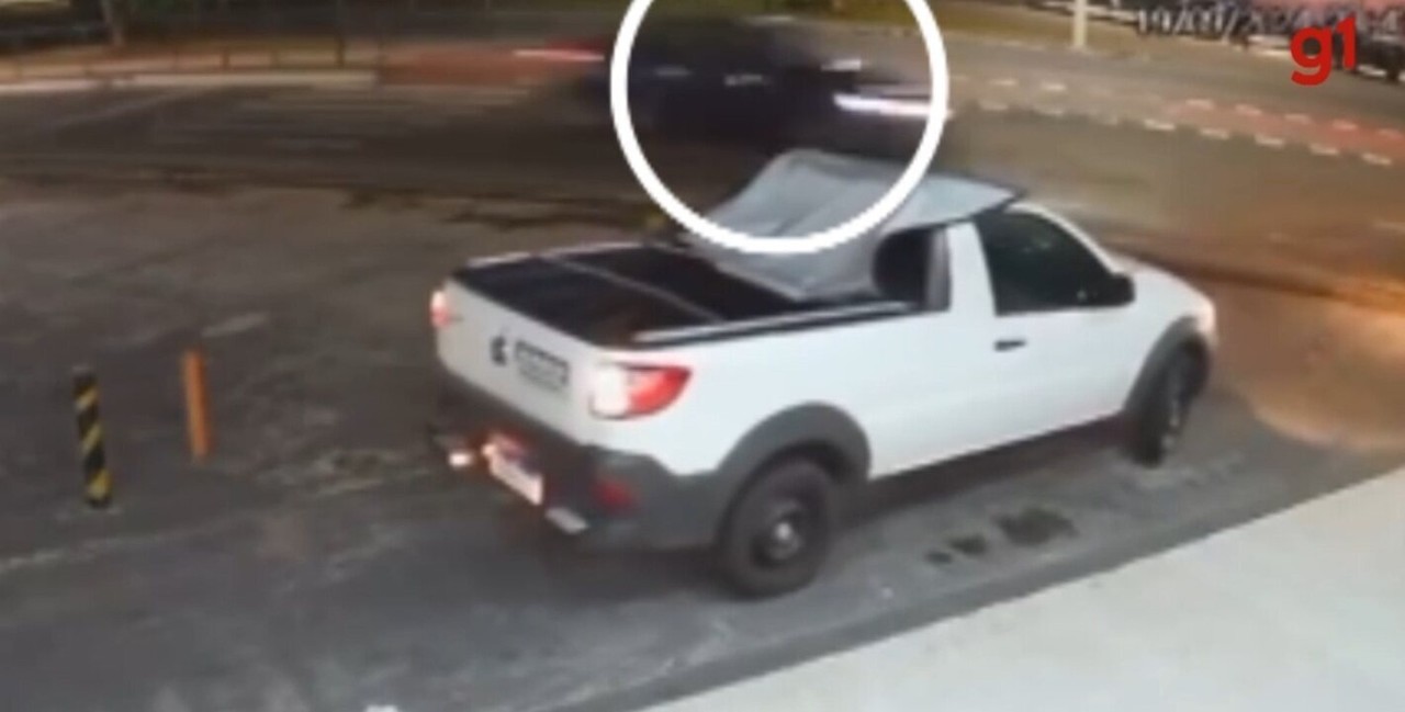 Vídeo mostra motorista de carro de luxo em alta velocidade momentos ...