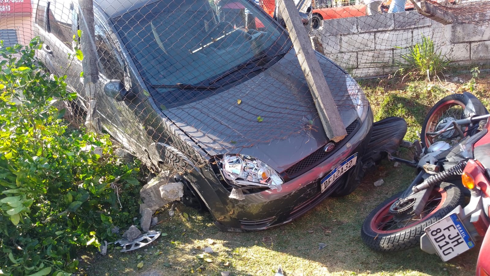 Carro desgovernado invade condomínio e bate em duas motos e bicicleta, em São José dos Campos ...