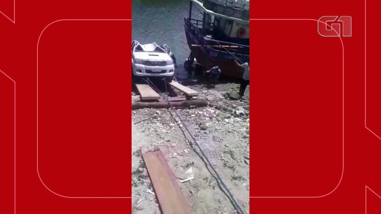 Sem motorista, caminhonete desce ladeira e cai dentro de rio em Itarema no Ceará; veja vídeo ...