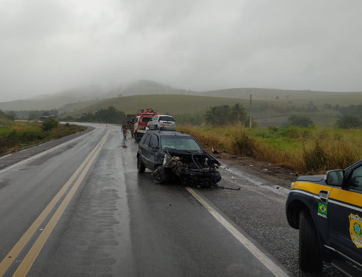 Duas pessoas morrem e outras duas ficam feridas após carros baterem de frente na Bahia | Bahia | G1