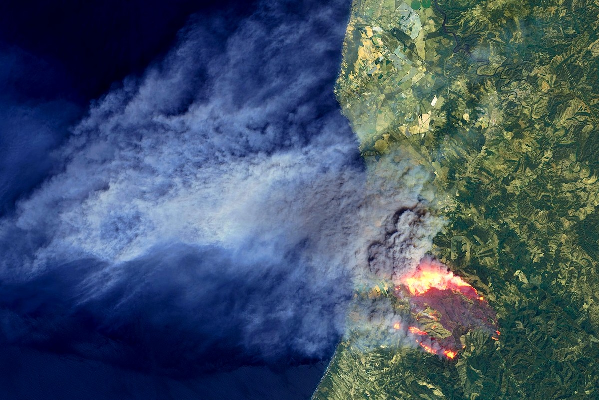 Foto de satélite mostra incêndio florestal intenso e fumaça cobrindo ...