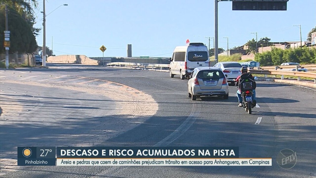 Acúmulo de areia e pedras de caminhões de construção em rua gera risco ...