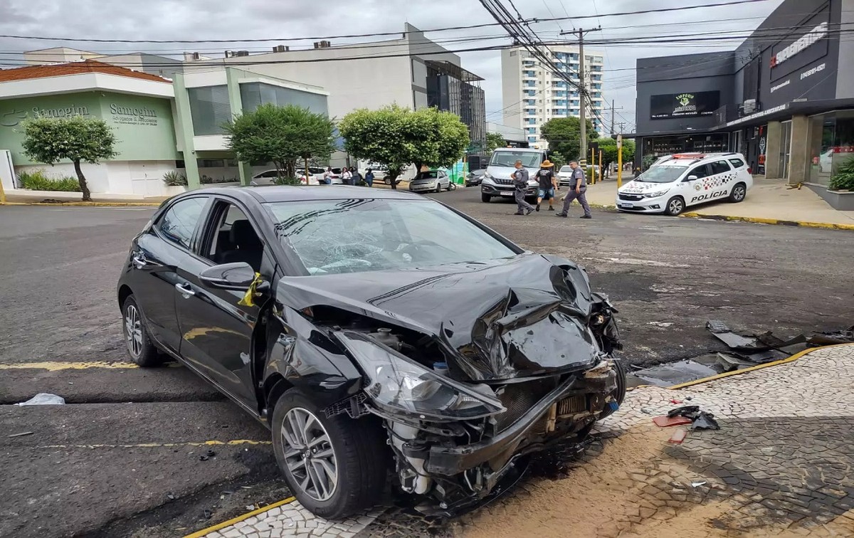 Quatro pessoas ficam feridas após carros baterem e um deles atingir ...