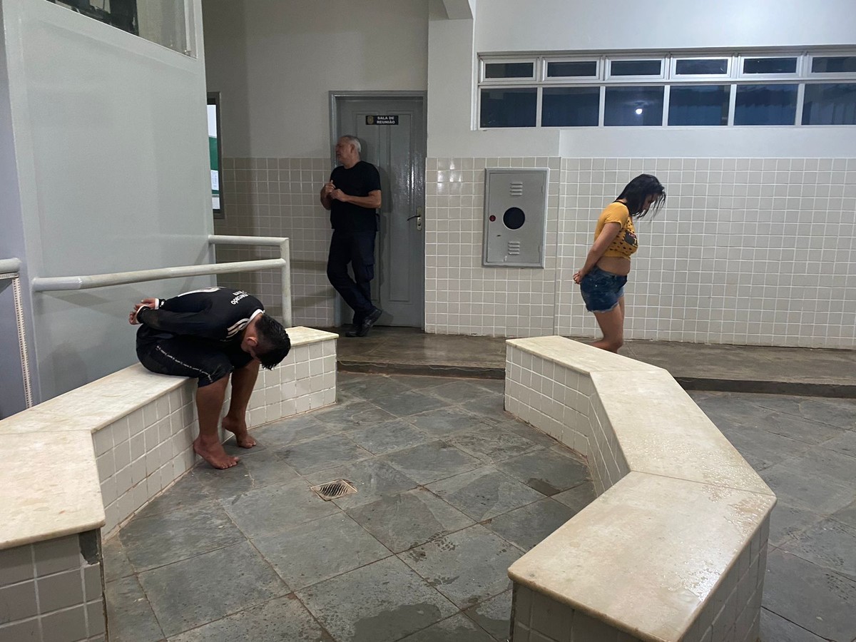 Mulher é presa por tráfico de drogas após agredir companheiro com faca em Santarém | Santarém e ...