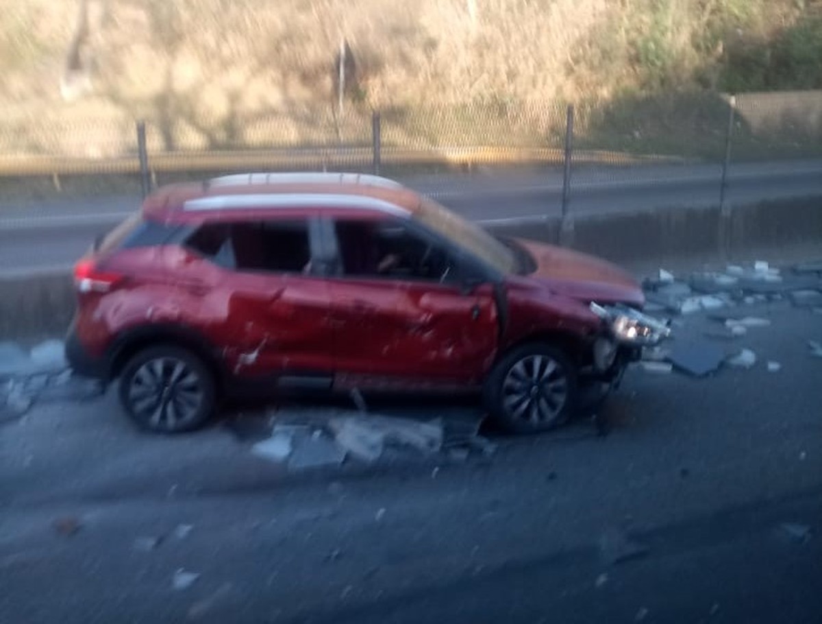 Carga de granito cai de caminhão e atinge carro na Via Dutra, em Barra ...