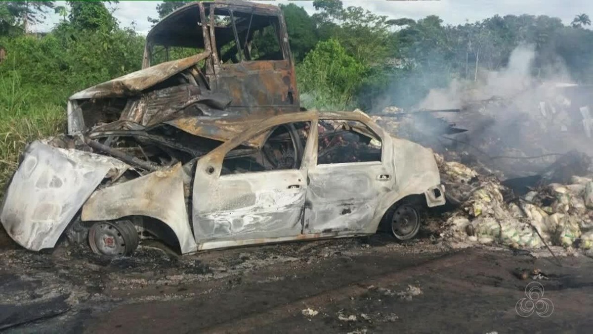 Carro bate de frente com carreta e motorista morre carbonizado na BR-174, em RR | Roraima | G1