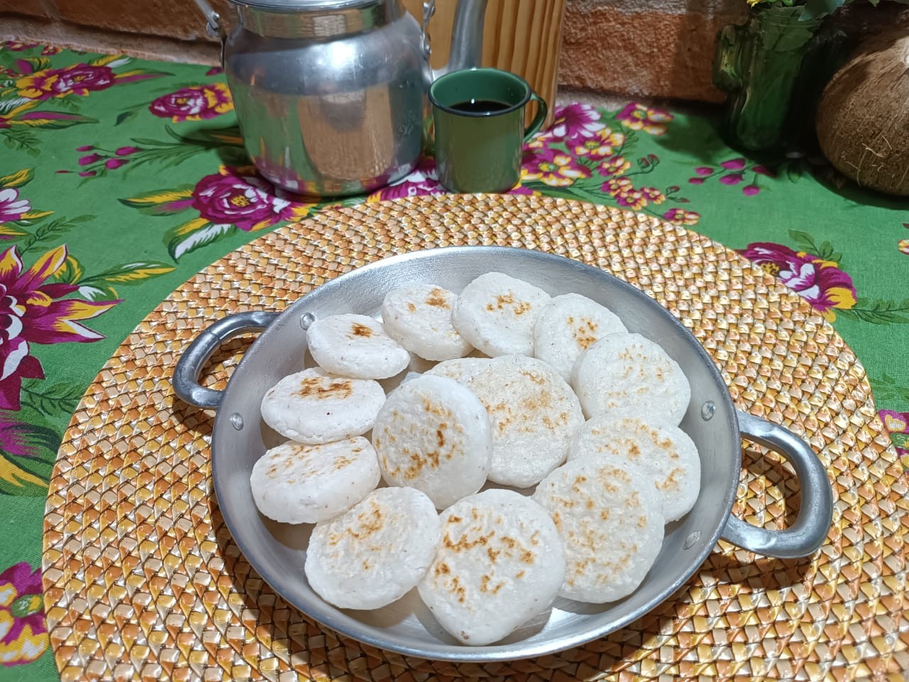 Aprenda a fazer grude de goma na frigideira com apenas três ...