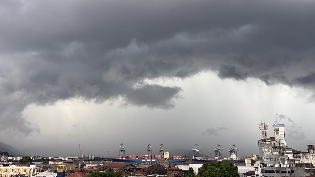 Alerta de temporal: Chuva forte e raios atingem a Baixada Santista | G1