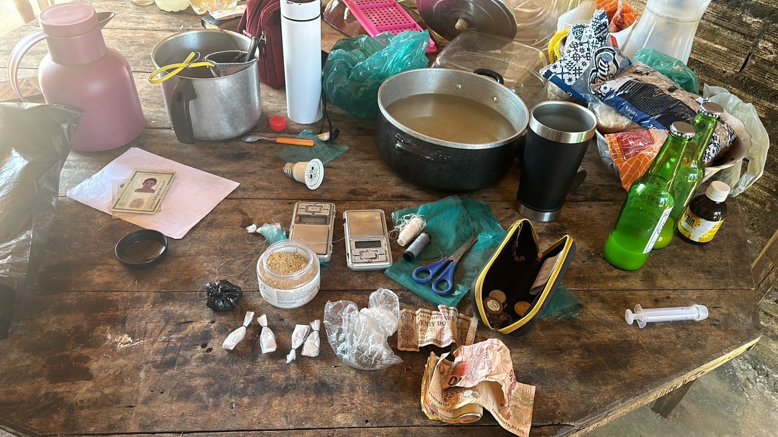 DRE apreende drogas em casa usada como 'boca de fumo' no bairro ...