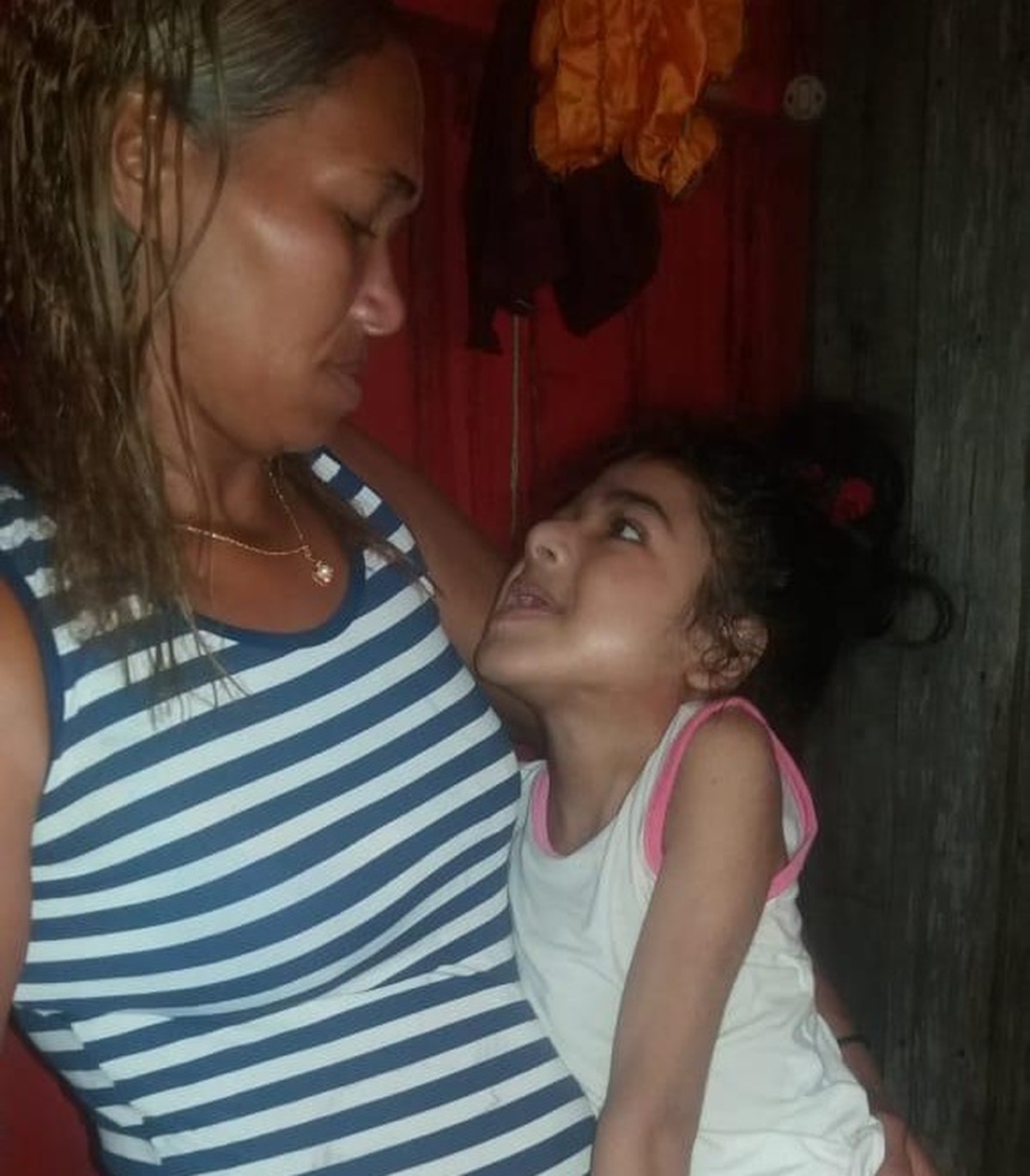 Mãe quer arrecadar R$ 4 mil para comprar cadeira de rodas para filha ...