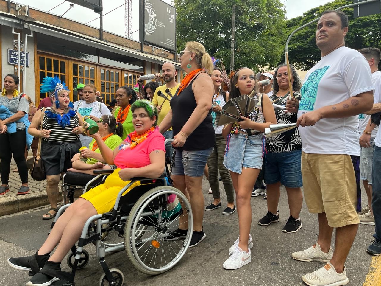 FOTOS: Bloco Unidos do Candinho faz desfile de Carnaval no distrito de ...