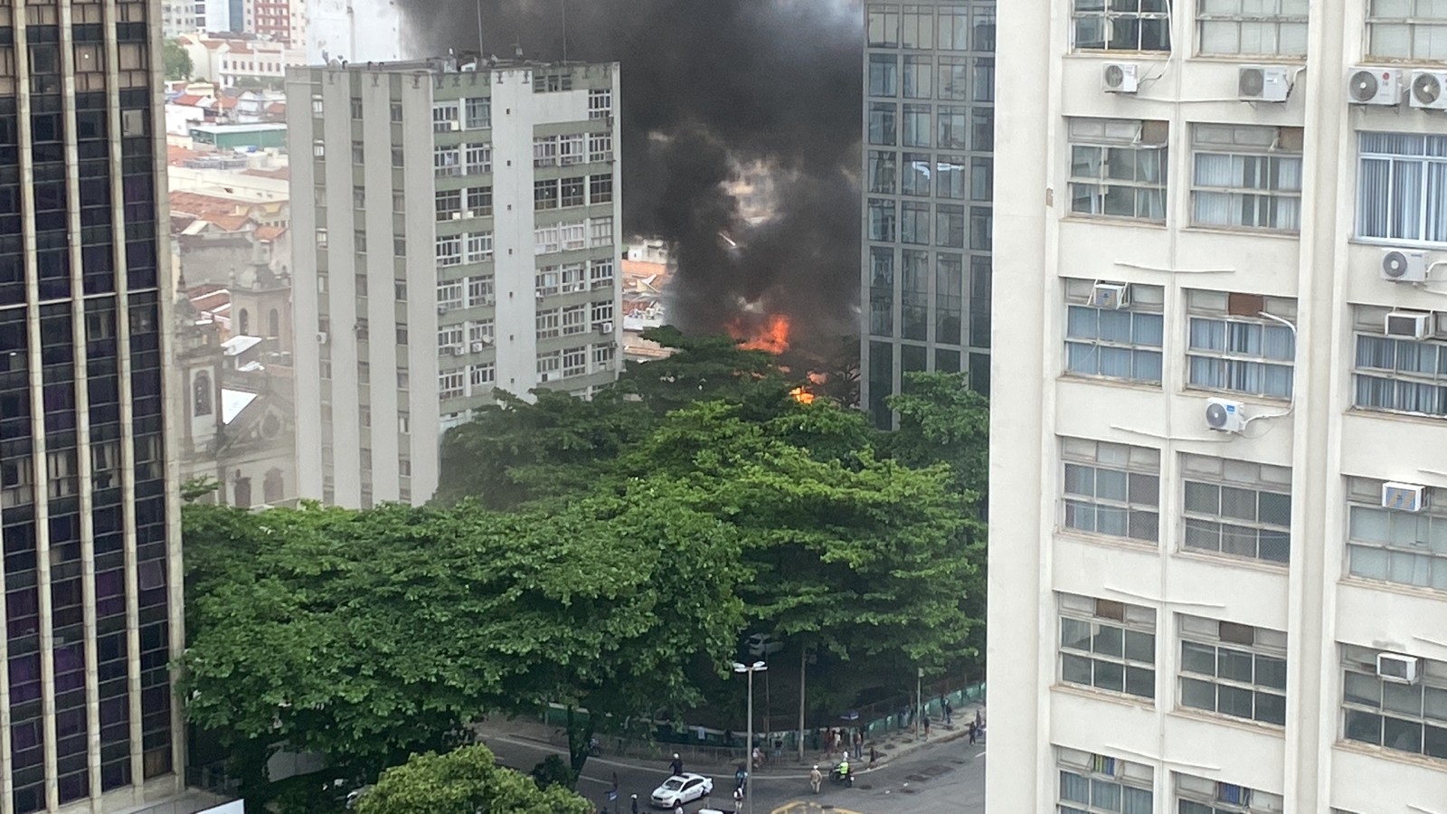 Incêndio atinge estabelecimento no Centro do Rio | G1
