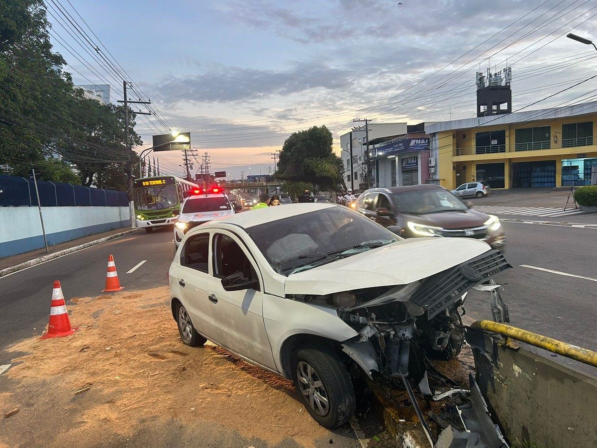 Motorista fica ferido após carro bater em mureta na Zona Centro-Sul de Manaus | Amazonas | G1