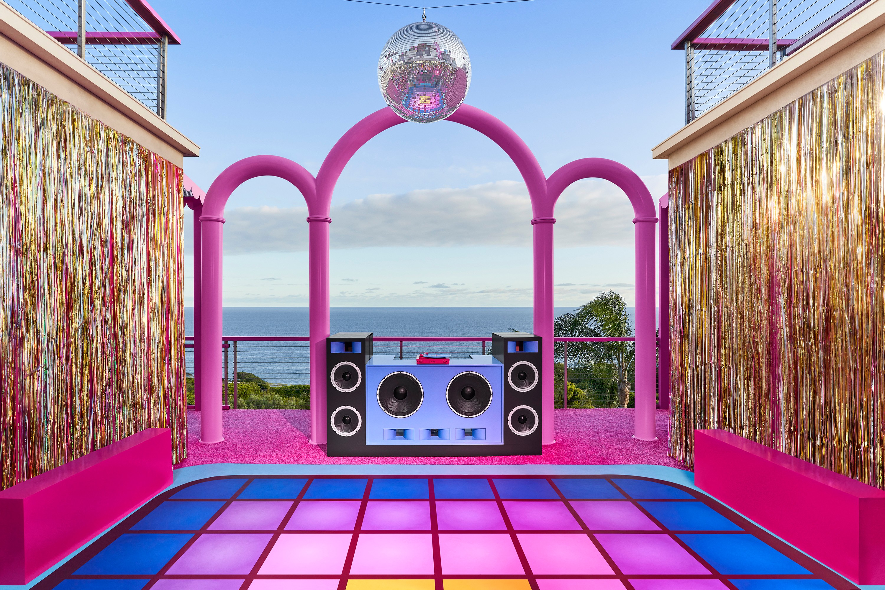 Mansão inspirada na Casa dos Sonhos da Barbie estará disponível para ...