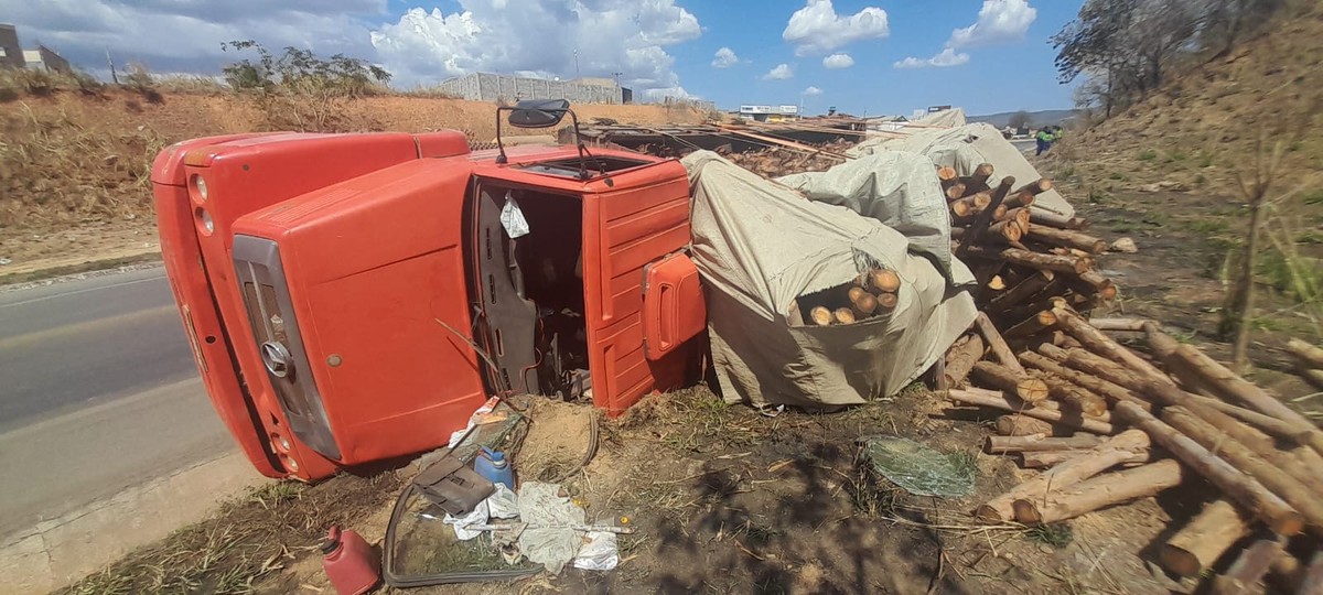 Andarilho morre atropelado por caminhão na BR-135 | Grande Minas | G1