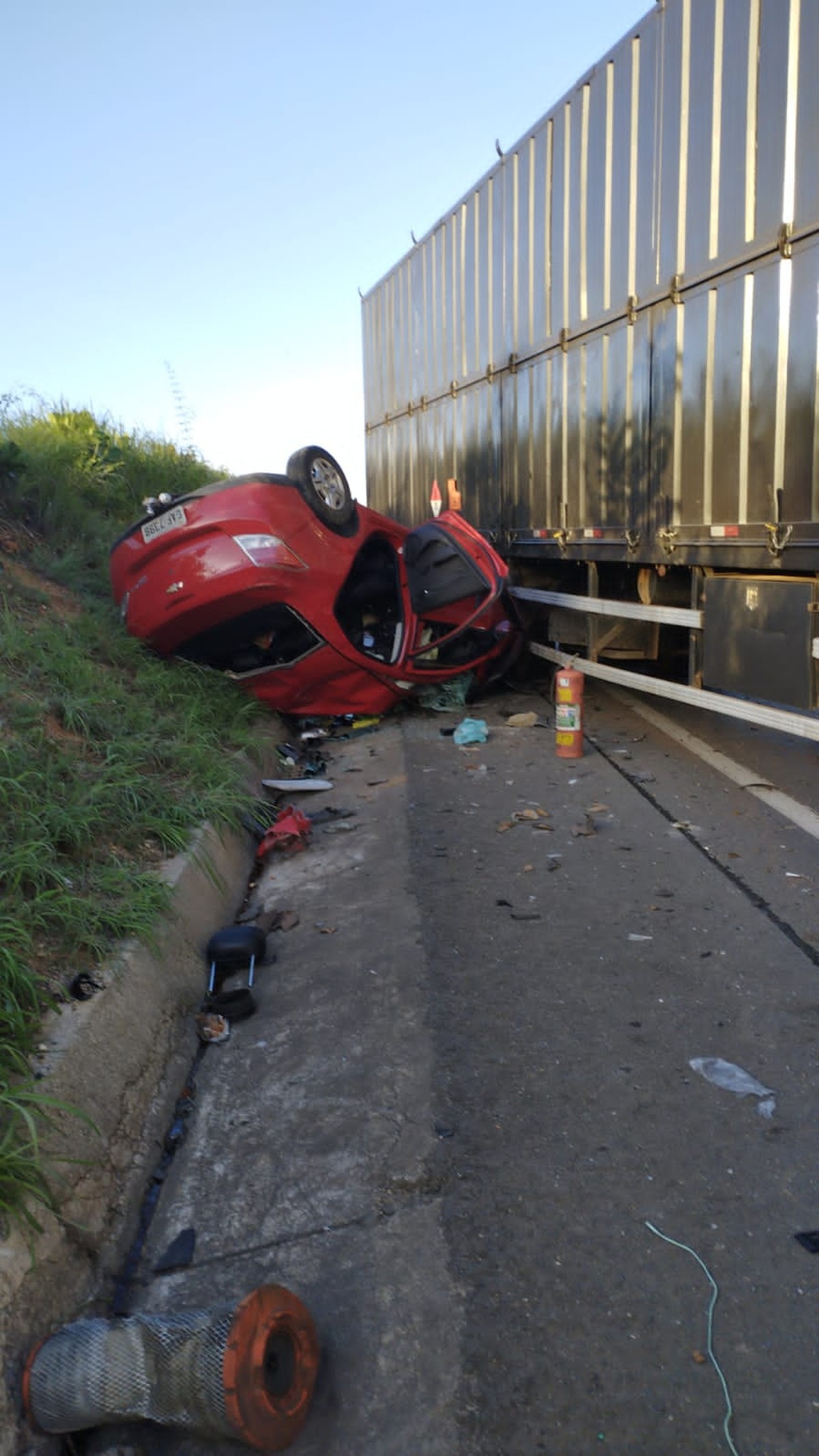 Mulher morre e homem fica ferido em acidente entre carro e carreta na BR-135 | Grande Minas | G1