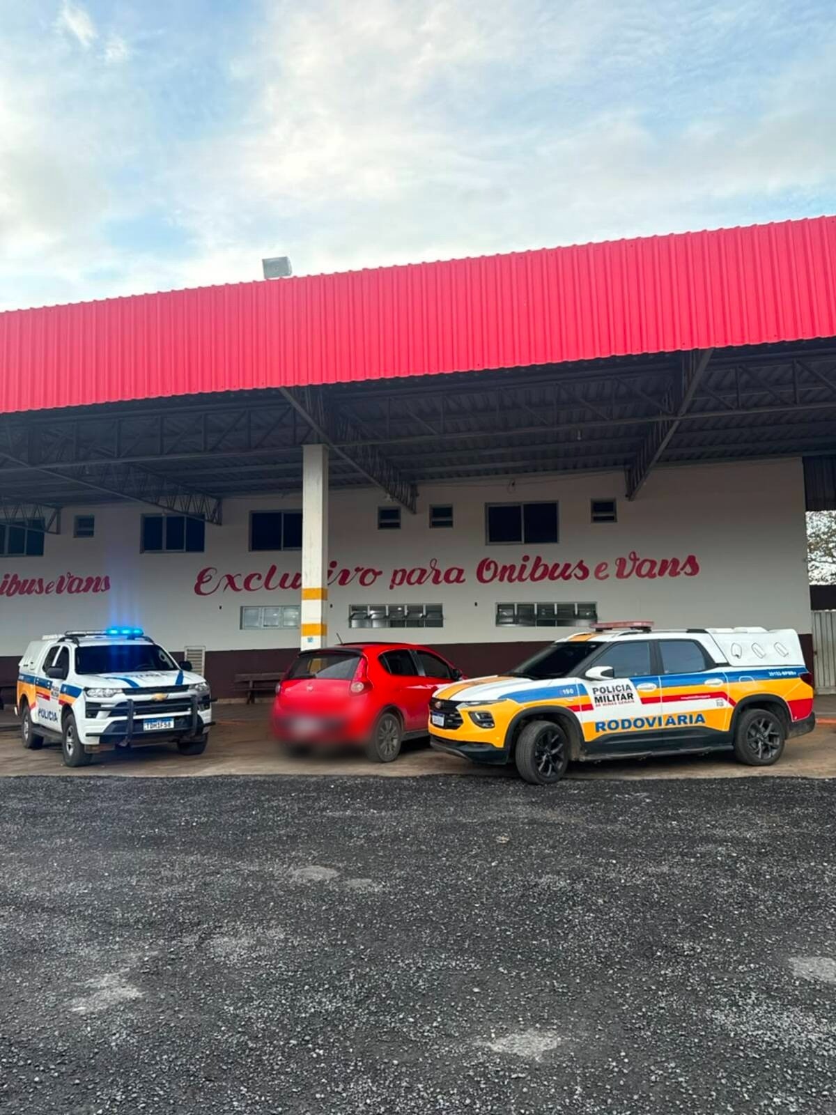 PM apreende carro furtado e com placas clonadas na BR-135 | G1