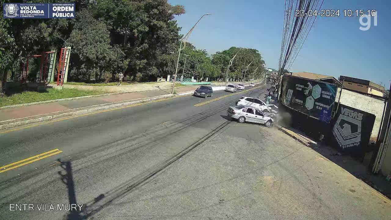VÍDEO: Batida entre dois carros deixa feridos em Volta Redonda | Sul do Rio e Costa Verde | G1
