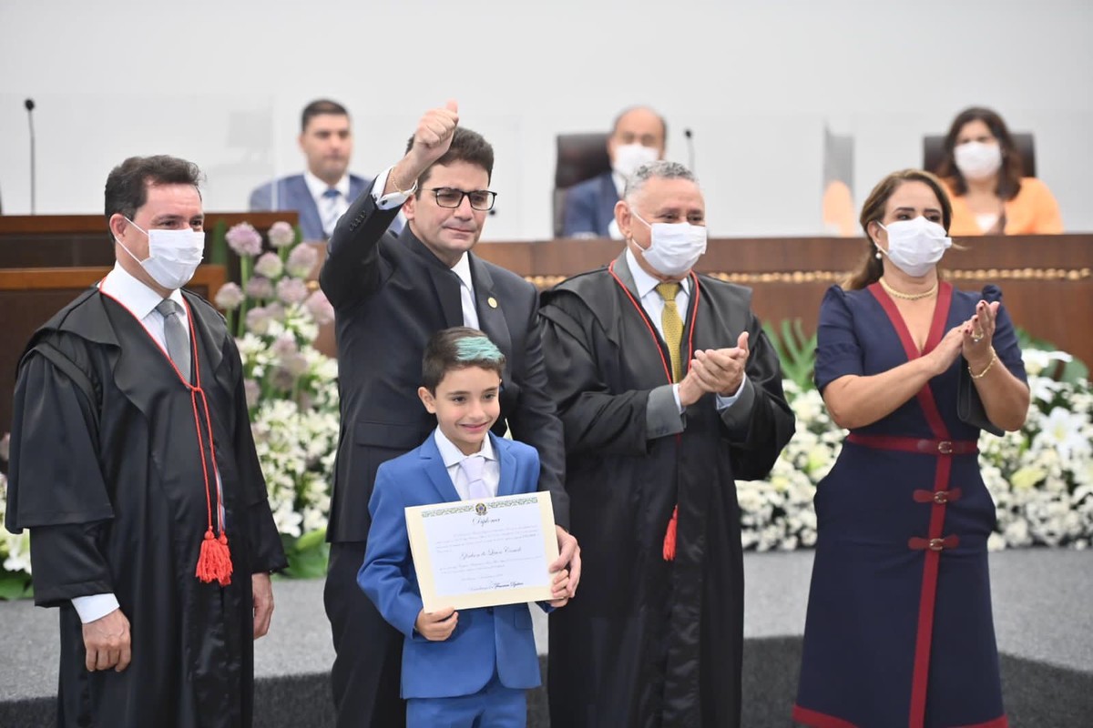 Governador, senador e deputados eleitos são diplomados pelo Tribunal ...