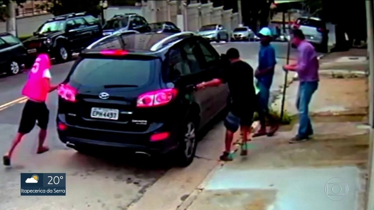 Vídeo mostra homem sendo assaltado na porta de casa na Zona Sul de SP ...