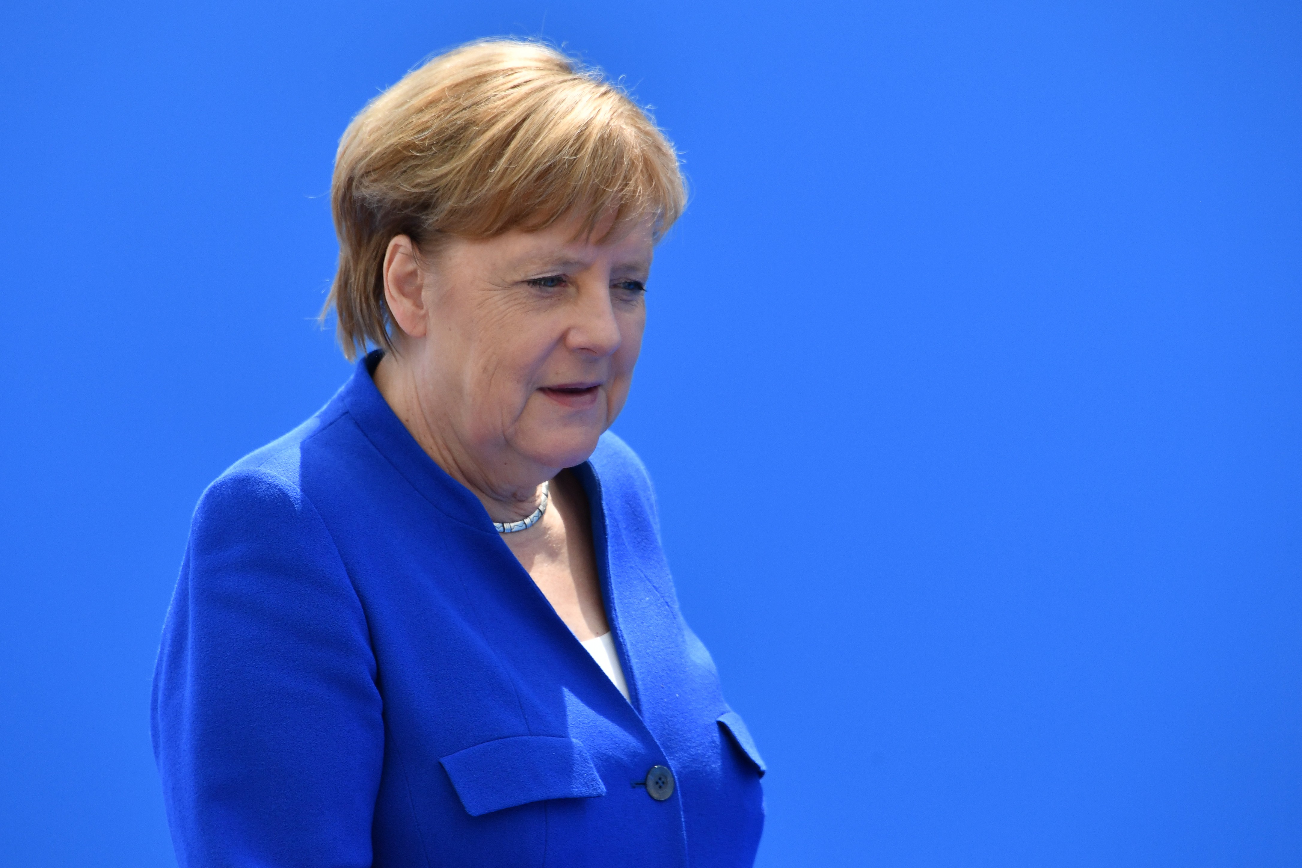 Merkel diz que é preciso agir de maneira 'decisiva' contra extrema ...
