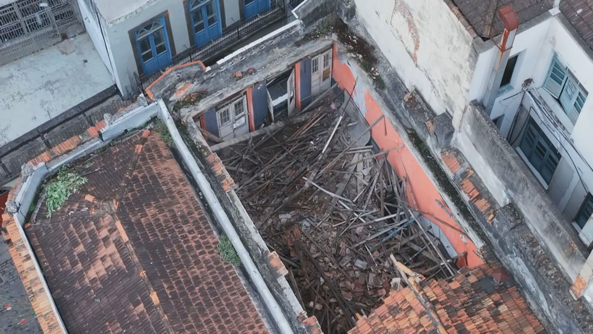 Telhado de casarão tombado onde Carmen Miranda morava desaba no Centro ...