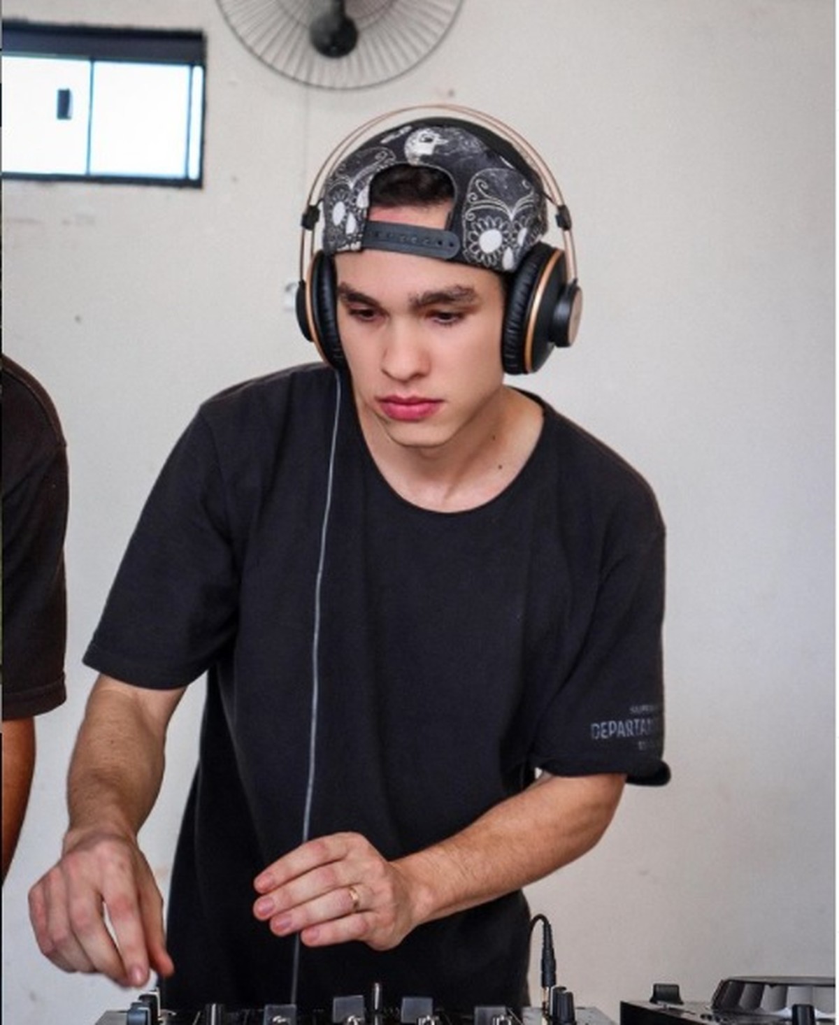 DJ é assassinado com tiro na cabeça enquanto dirigia carro com a ...