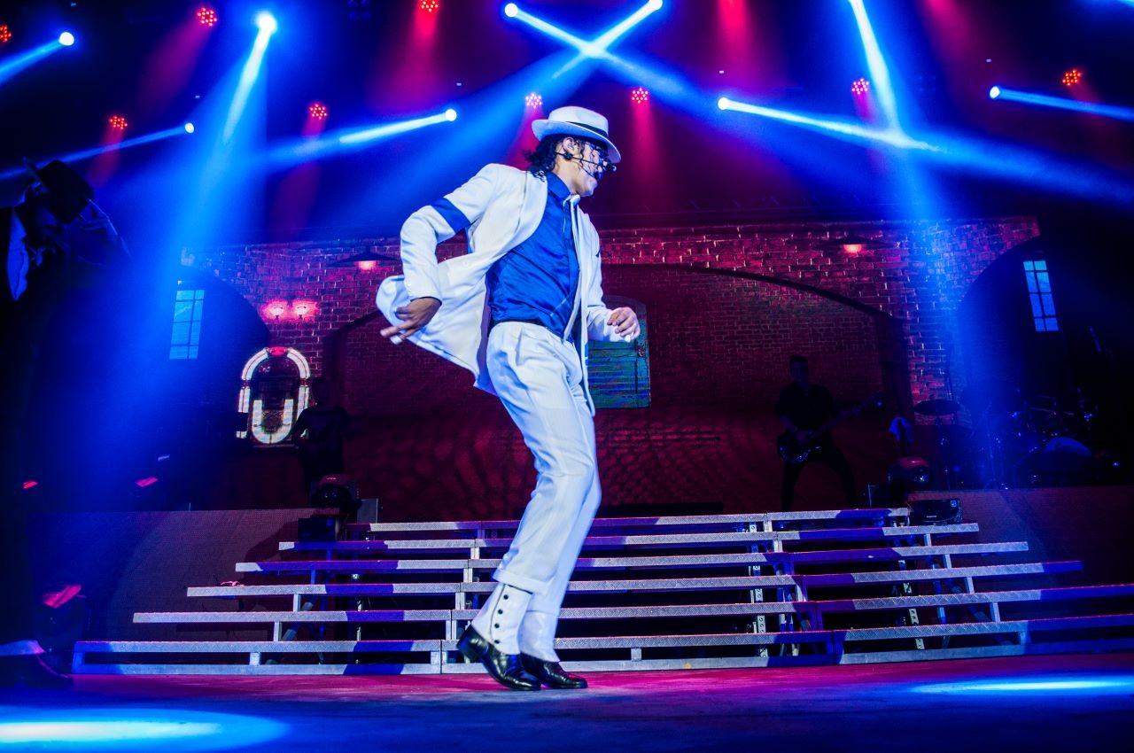 Rodrigo Teaser faz show em tributo a Michael Jackson em Bertioga neste ...