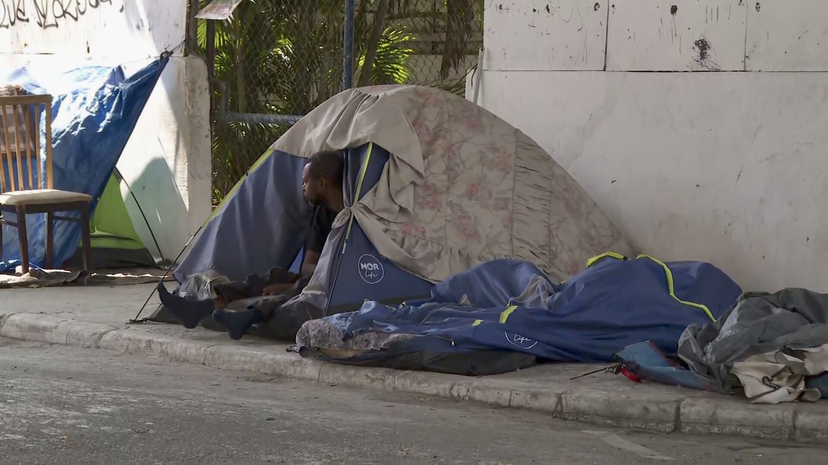 Nunes diz que retirada de barracas de moradores de rua é proposta de ...