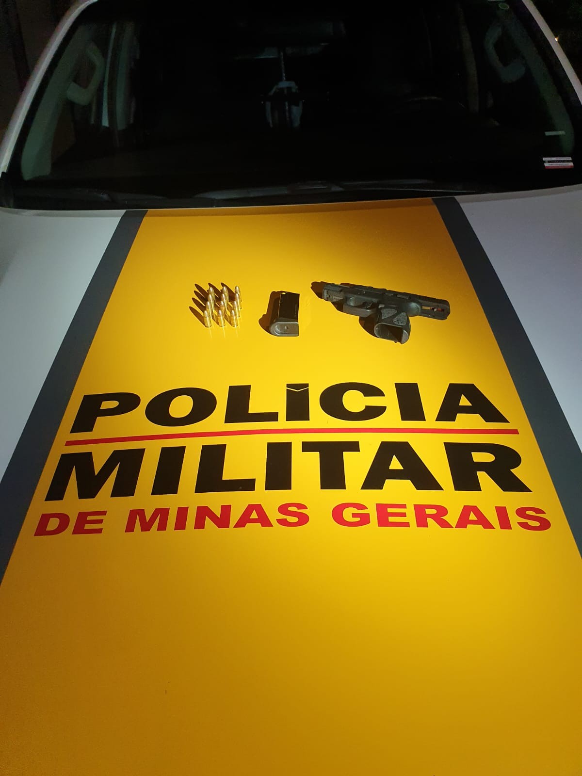 Motociclista é preso ao ser flagrado com pistola na LMG-653 | G1