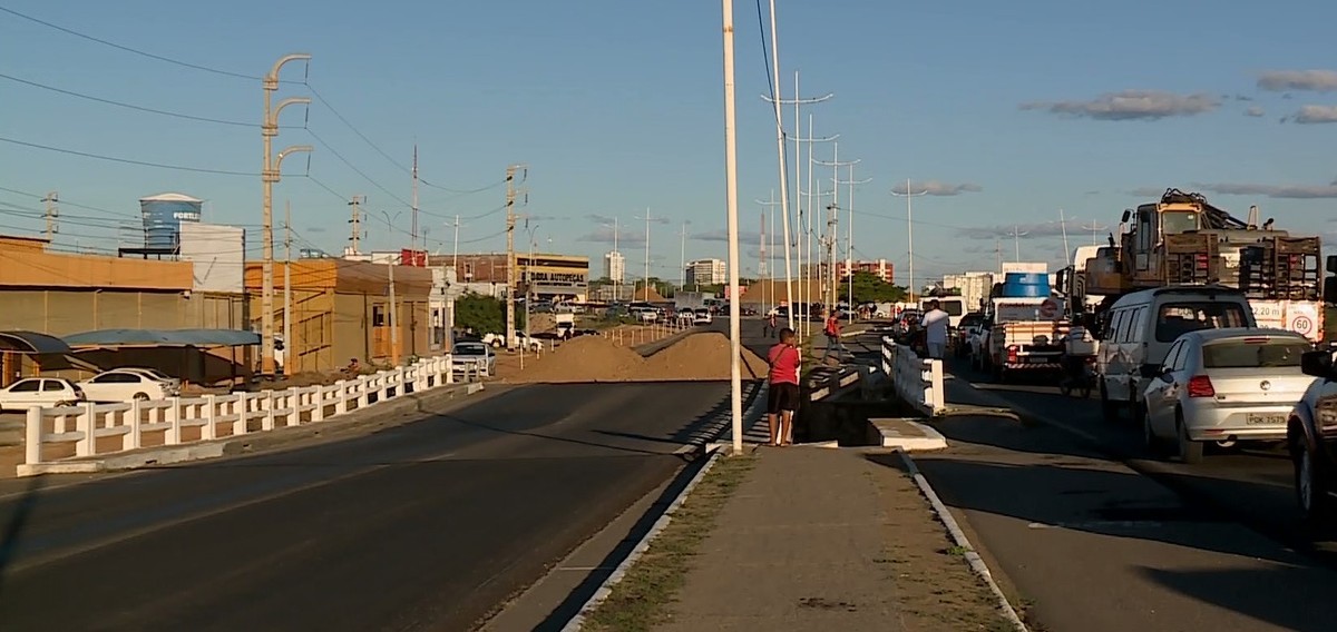 Interdição de trecho da BR-407 em Petrolina gera congestionamento ...