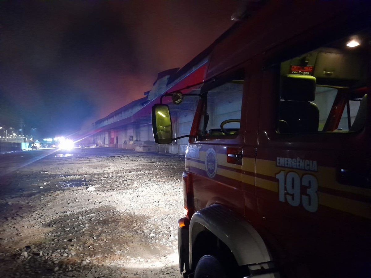 Incêndio de grandes proporções atinge empresa em SC; VÍDEO e FOTOS ...