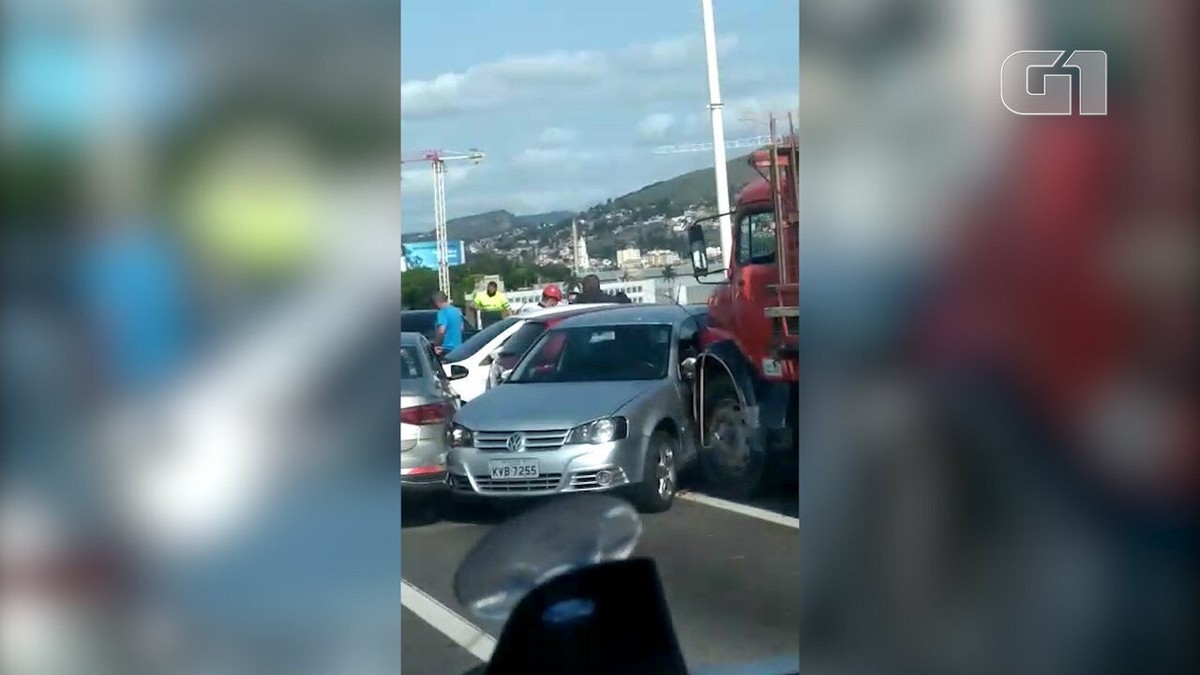 Acidente com caminhão e nove carros causa congestionamento na Ponte Rio ...