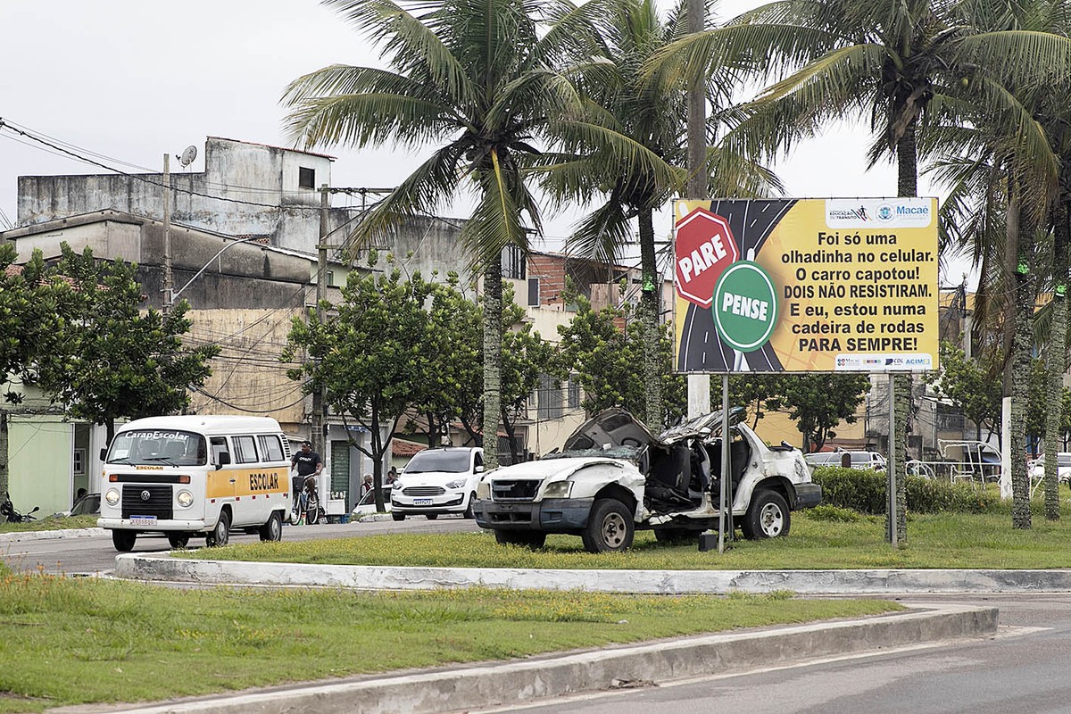 Campanha de trânsito expõe carros acidentados para conscientizar ...