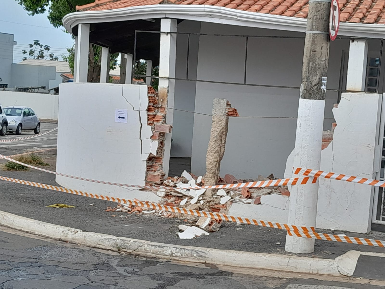 Caminhão perde freio e bate em muro de UBS em Tatuí | Itapetininga e Região | G1