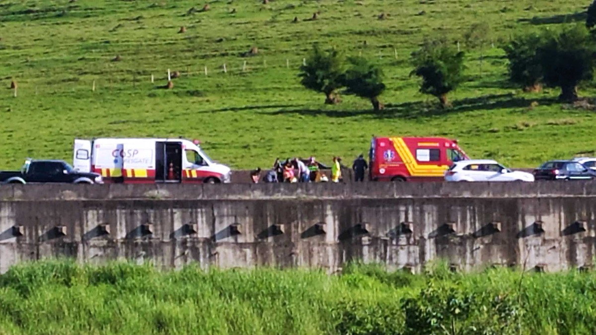 Engavetamento entre sete veículos deixa sete pessoas feridas na Dutra em Pindamonhangaba | Vale ...