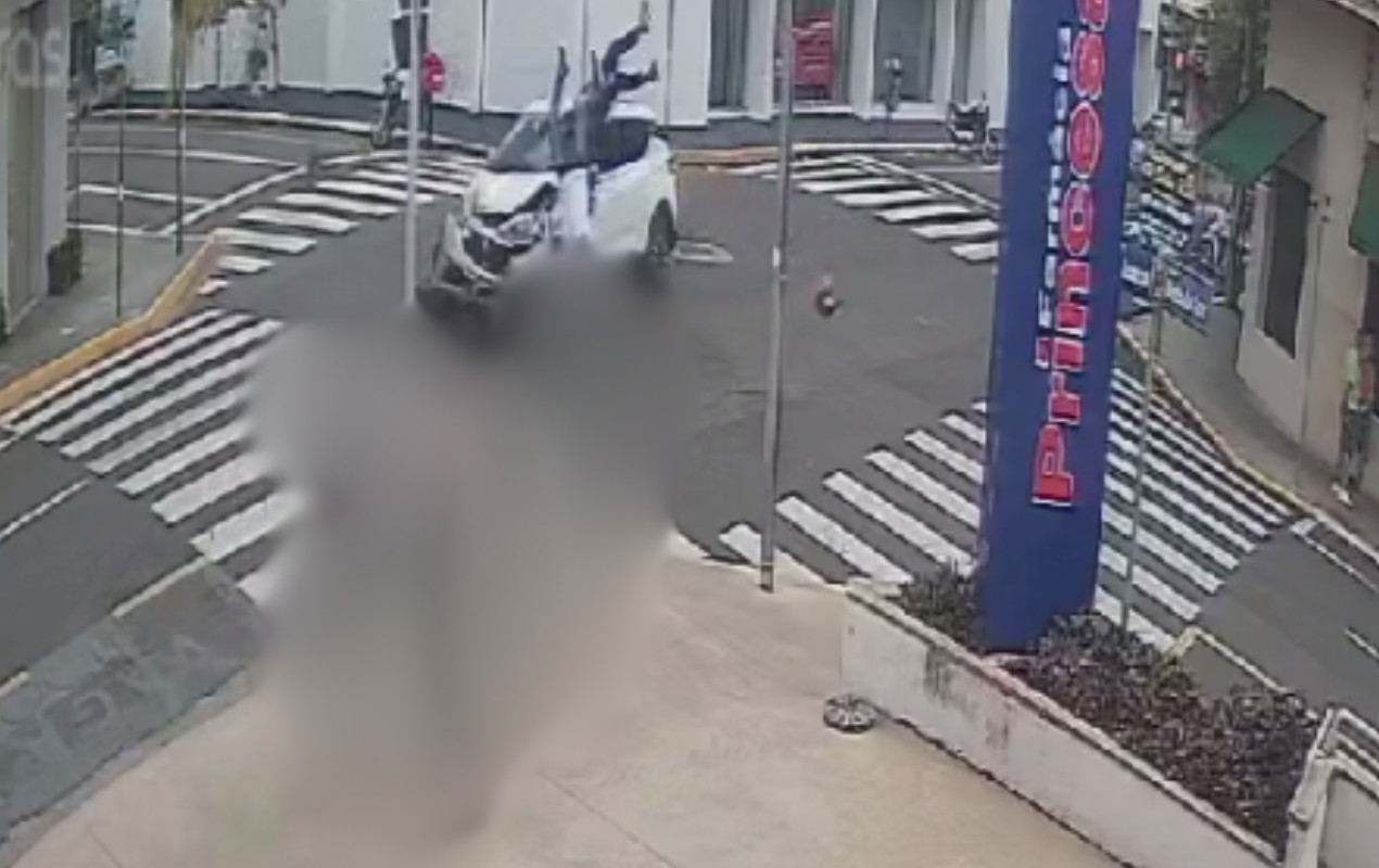 Mulher morre após ser arremessada de moto com piloto em colisão com carro; vídeo | São José do ...