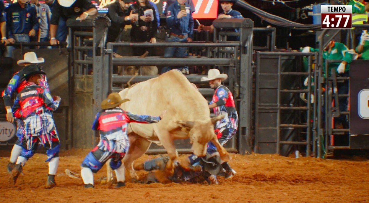 VÍDEO: peão é atingido por touro no Rodeio Internacional em Barretos