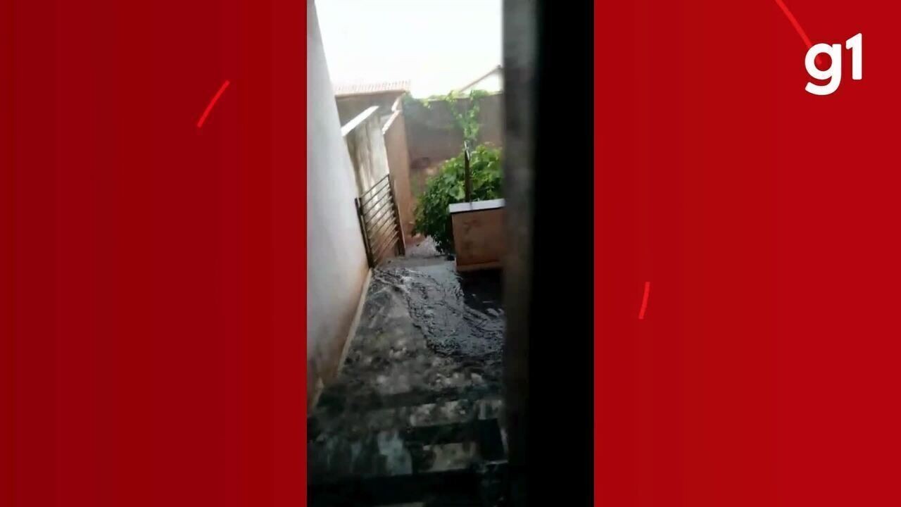VÍDEO: Esgoto invade casa de moradora após chuva em MG | Triângulo ...