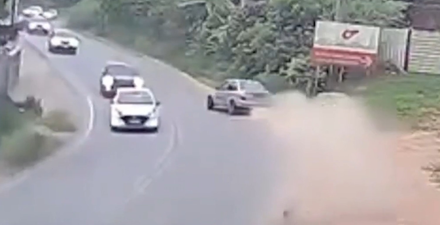 Motorista morre ao perder o controle do carro e bater em outros dois veículos em rodovia de ...