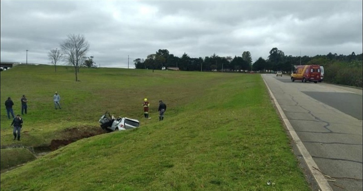 Motorista morre após perder controle da direção e carro cair em ...