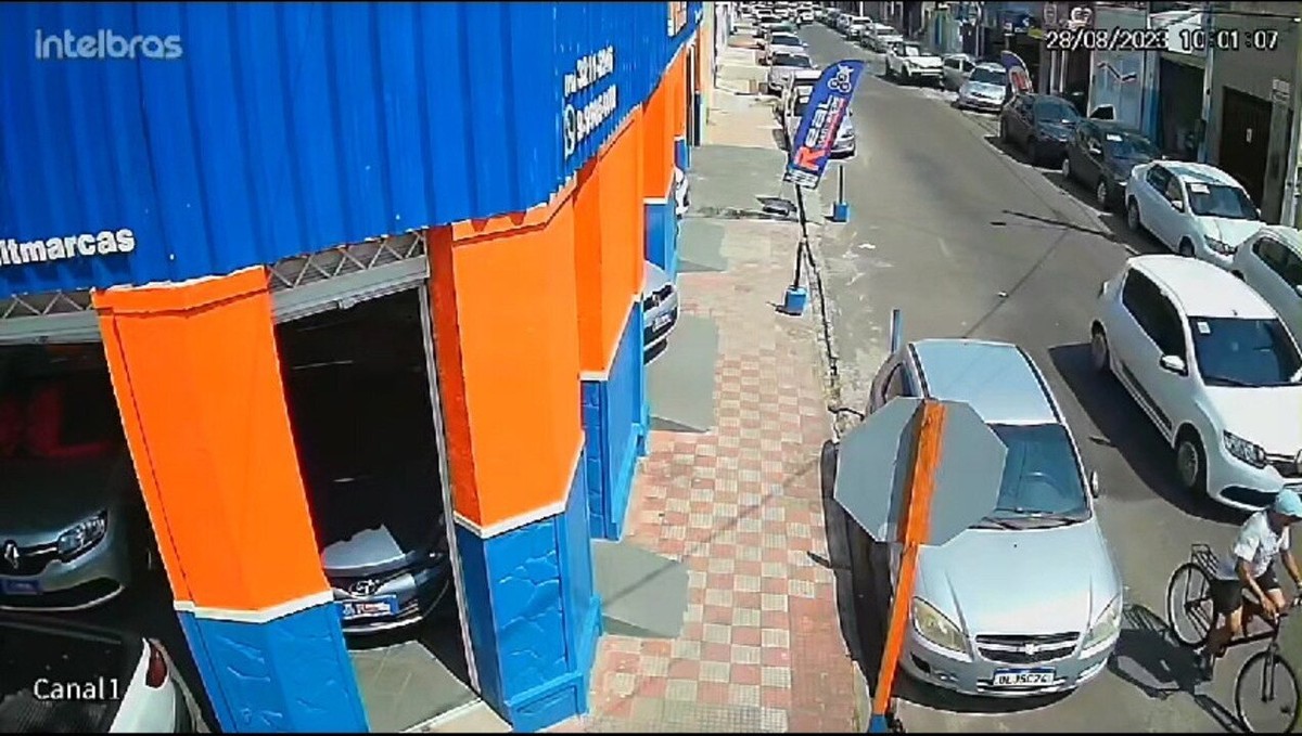 VÍDEO: motorista perde controle do veículo, atropela homem e atinge carros em Aracaju | Sergipe | G1