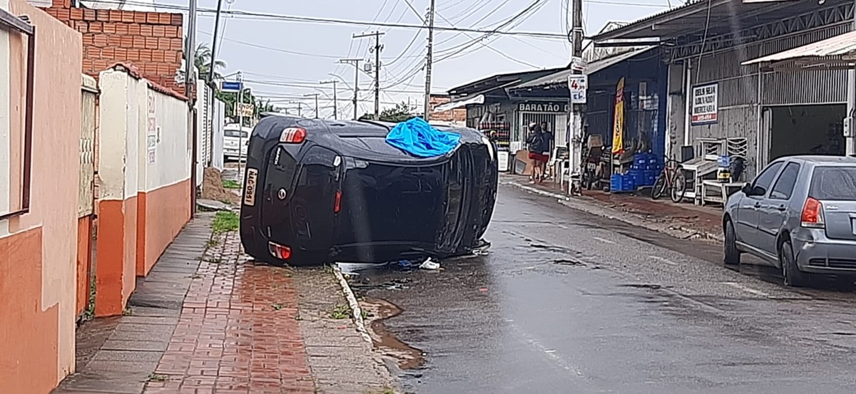 Motorista bate em carro estacionado e capota em rua de Rio Branco ...