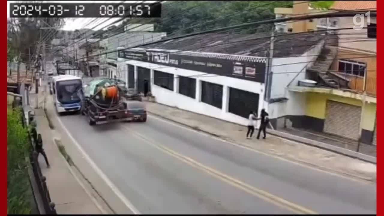 VÍDEO: Caminhão perde o freio em descida e bate de frente com ônibus na RJ-137, em Barra do ...