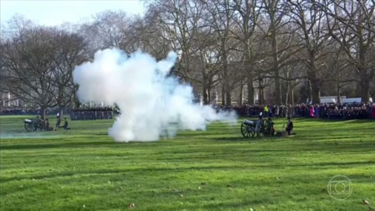 Saudações de tiros de canhão marcam os 70 anos do reinado de Elizabeth ...