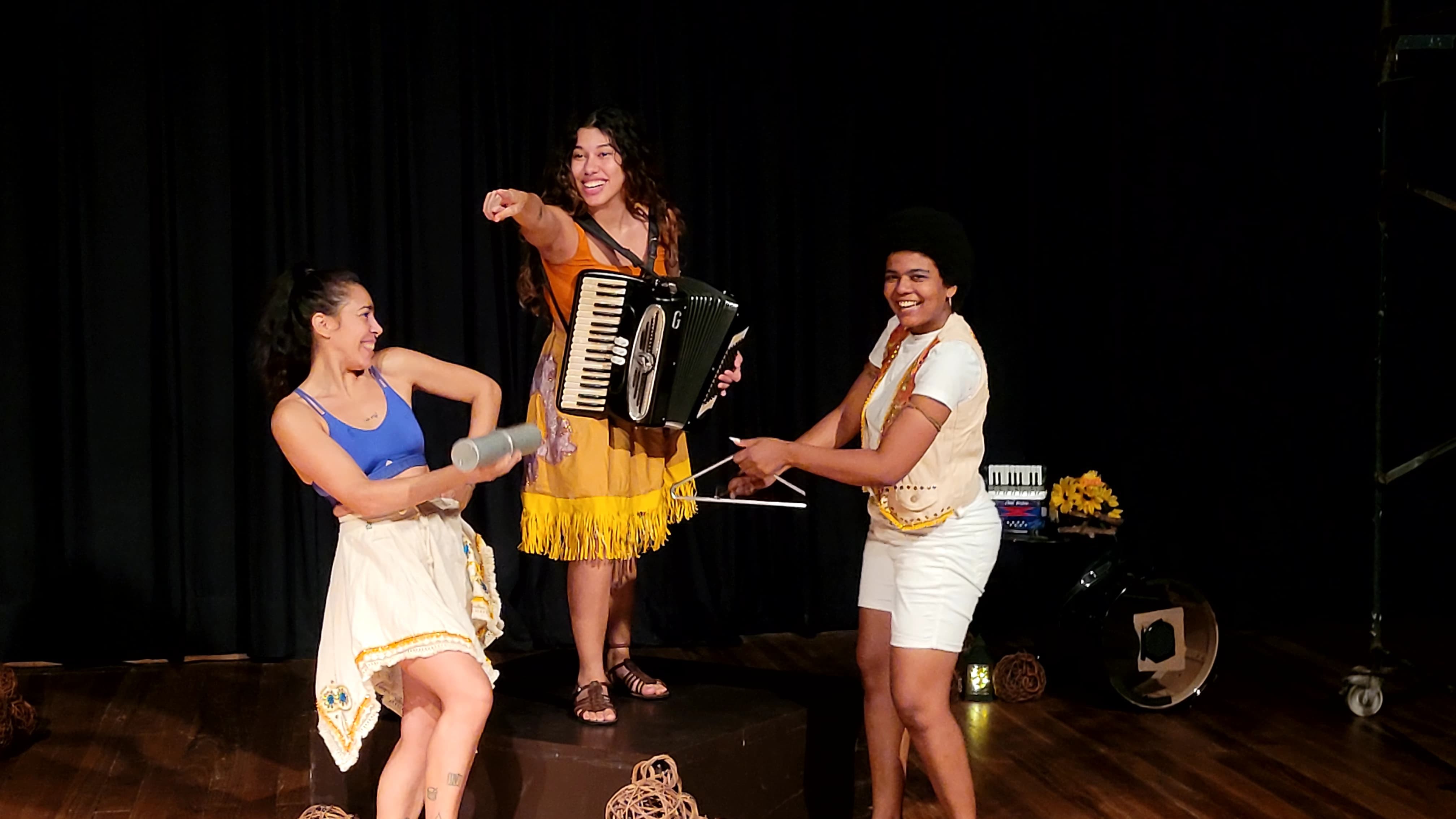 Espetáculo gratuito 'Contando e Cantando Marinês' homenageia a rainha do forró no Teatro ...