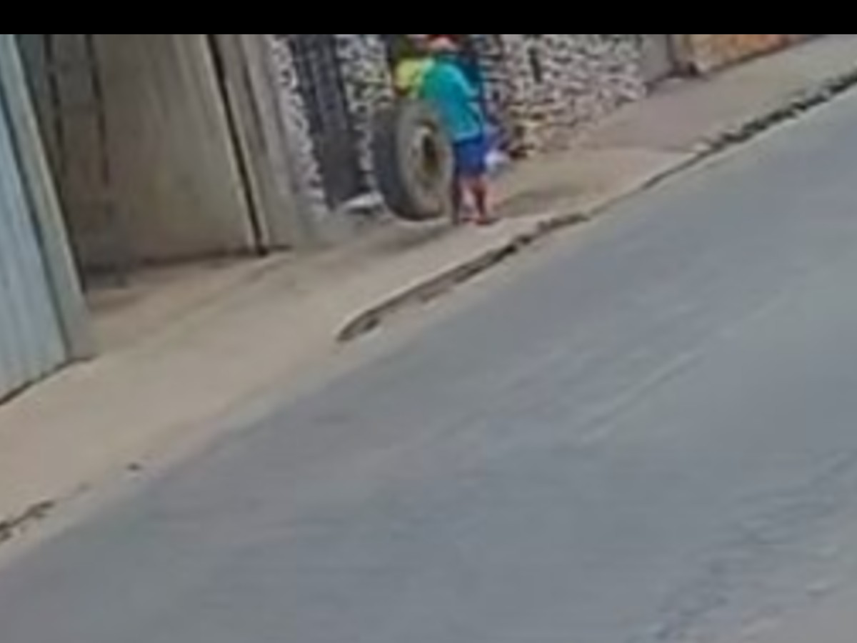 Roda solta de caminhão atinge idoso que caminhava na calçada em MG | G1
