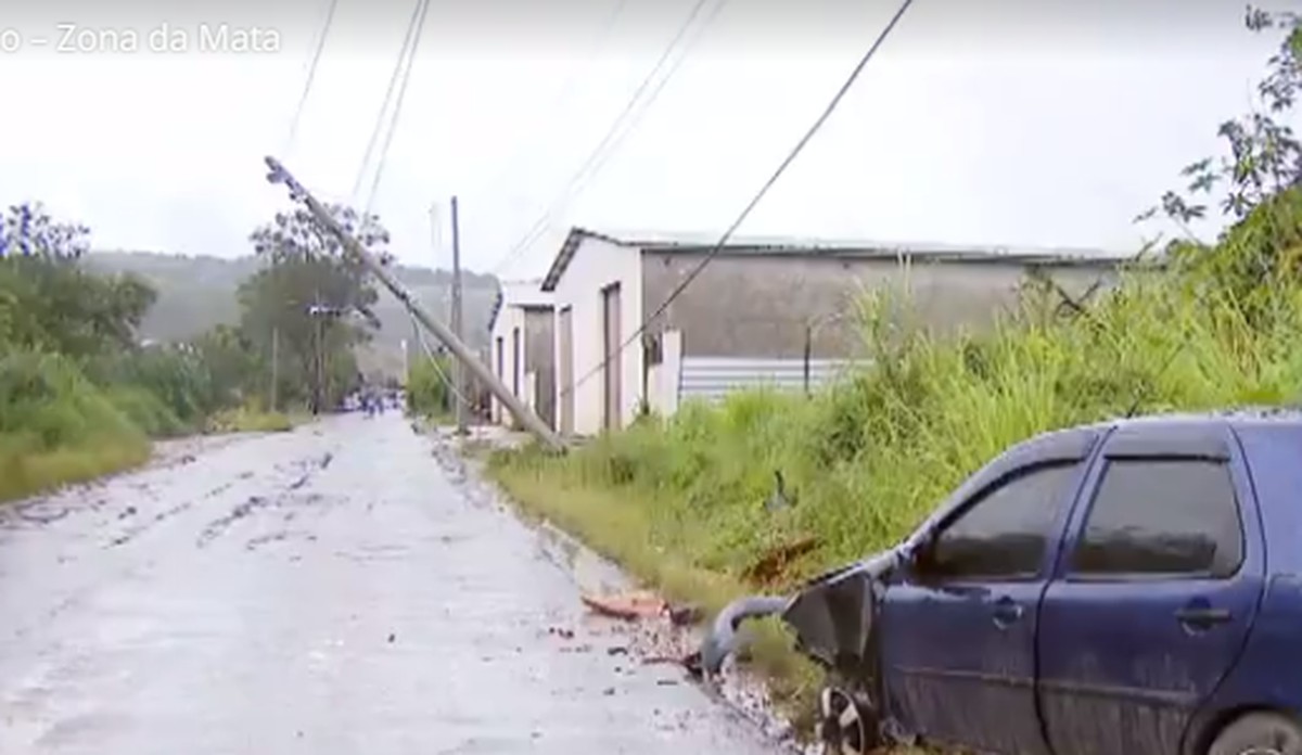 Carro Bate Em Poste E Deixa Trânsito Interditado No Bairro Filgueiras
