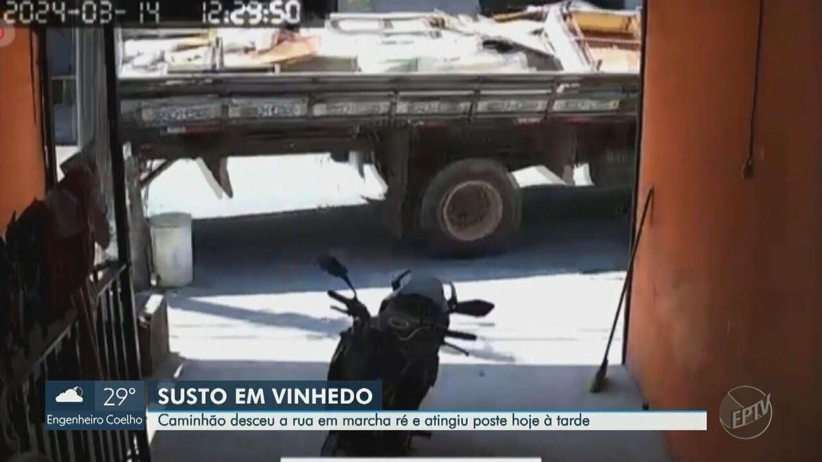 Caminhão desce rua de ré e só para após bater em poste em Vinhedo; VÍDEO | Campinas e Região | G1