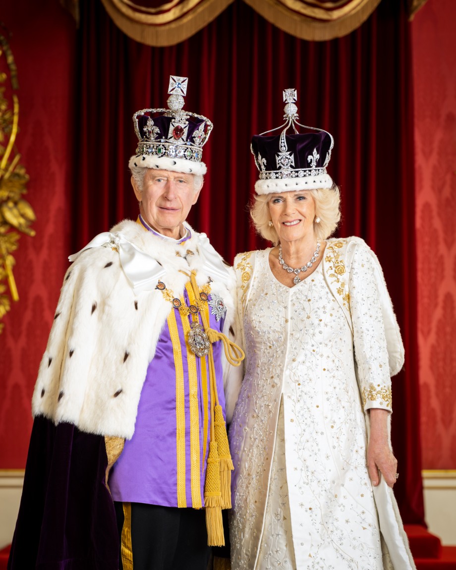 Monarquia britânica divulga fotos oficiais de Charles III; veja as ...